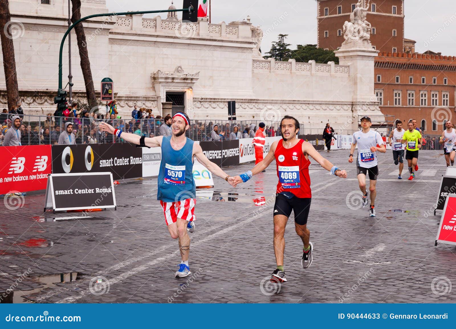 Corredores De Maratona Na Chegada No Meta Foto de Stock Editorial ...