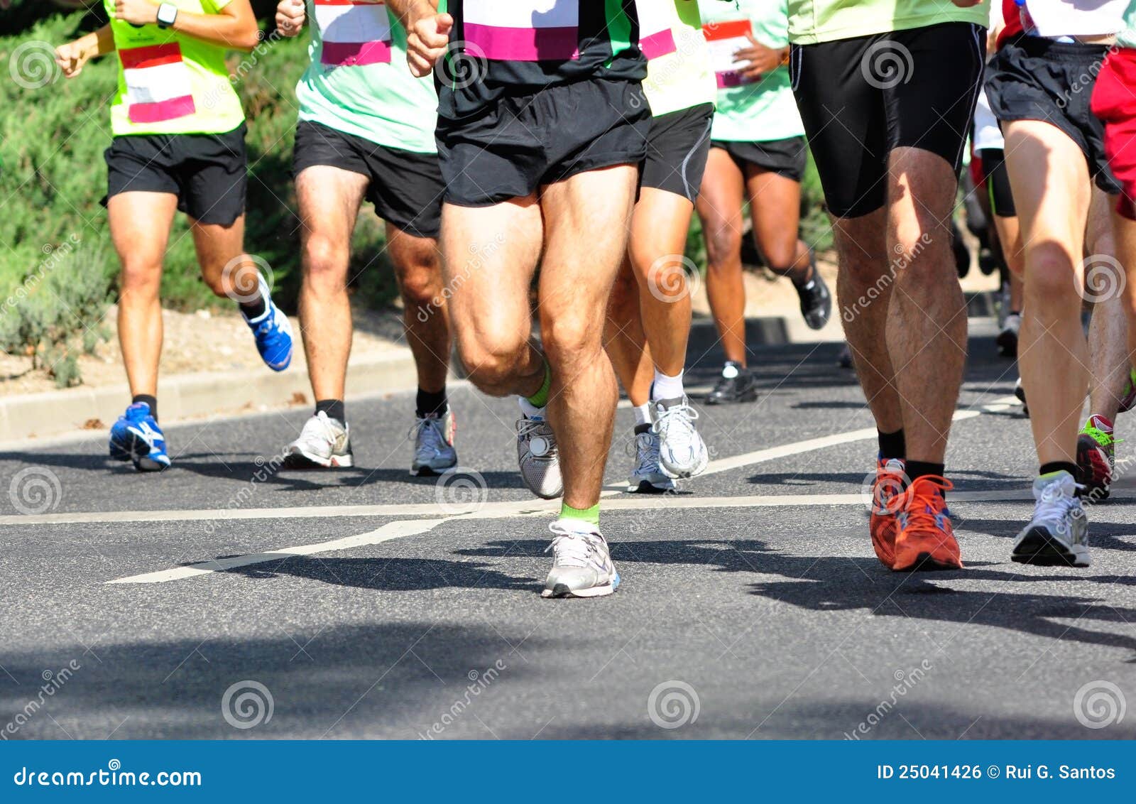 Corredores del maratón foto de archivo. Imagen de camino - 25041426