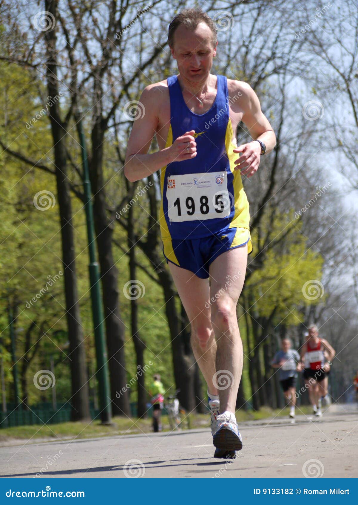 Corredores del maratón fotografía editorial. Imagen de resistencia ...
