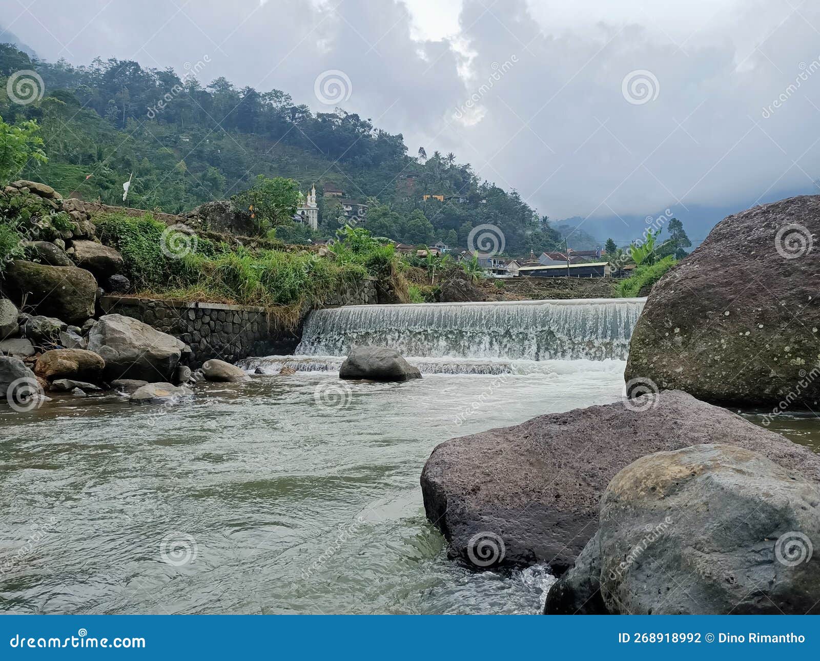 Corriente De Agua En El Distrito De Tempur Village Jepara En El Centro ...