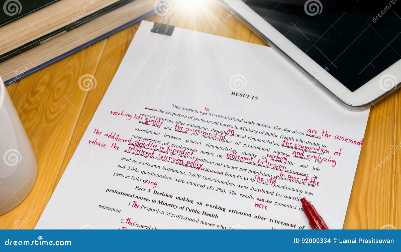 Corrigindo O Texto Na Tabela Foto de Stock - Imagem de papel ...