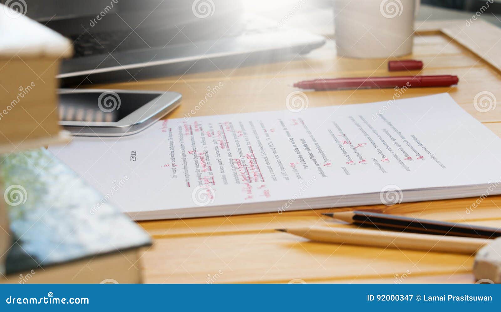 Corrigindo O Texto Na Tabela Imagem de Stock - Imagem de manuscrito ...