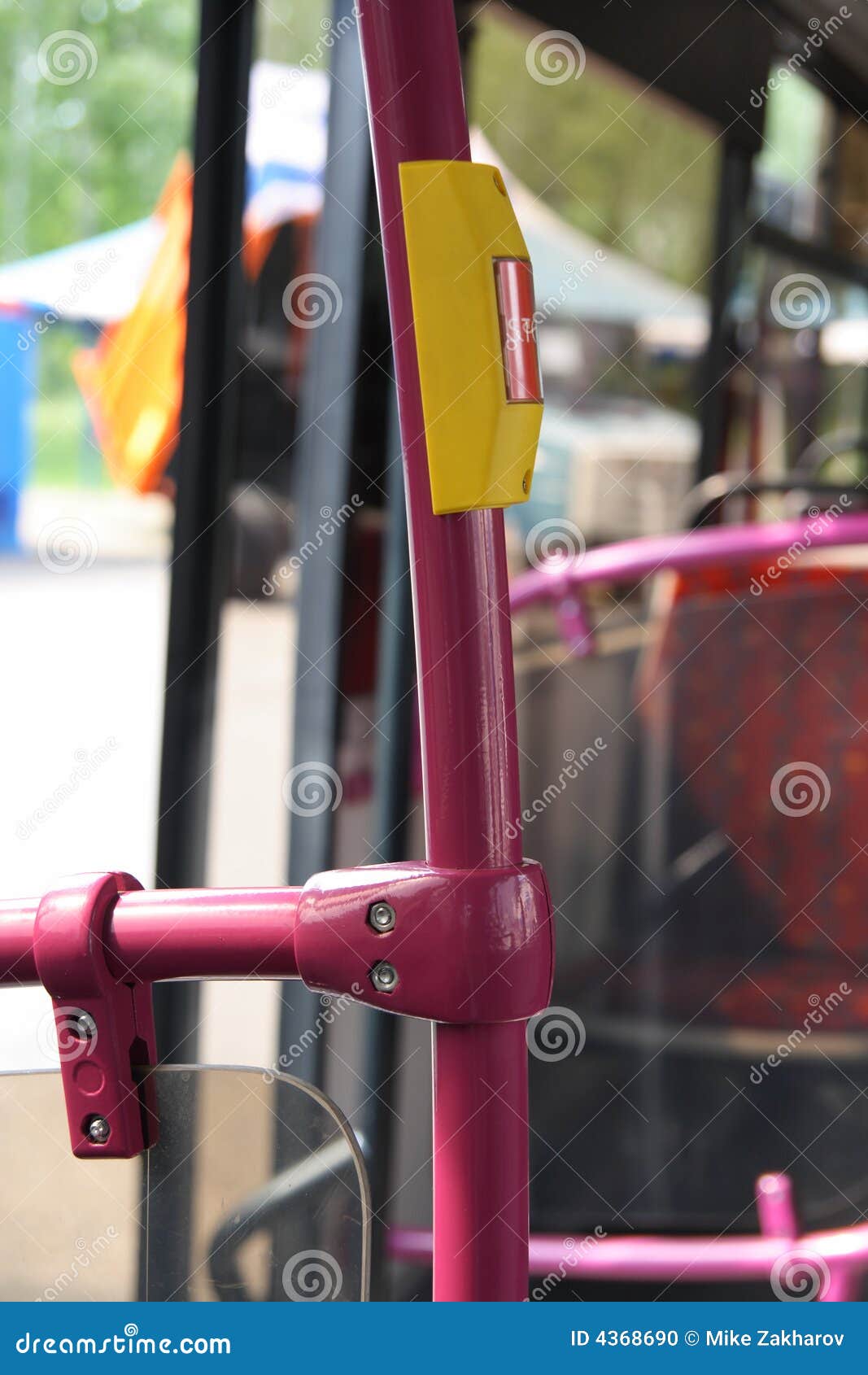 Corrimano del bus. fotografia stock. Immagine di magenta - 4368690