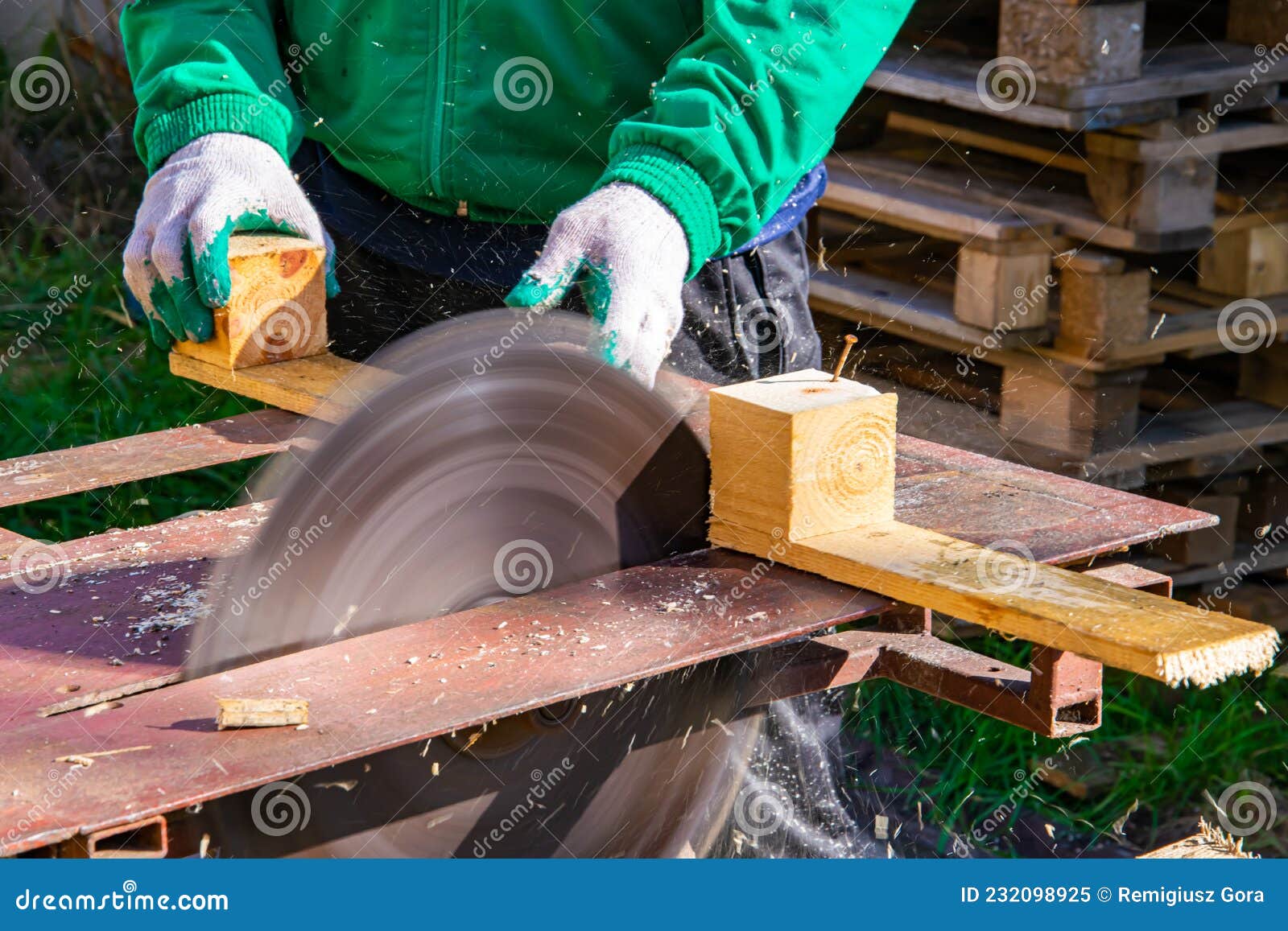 Cortando Madera En Una Sierra De Mesa Imagen de archivo - Imagen de ...