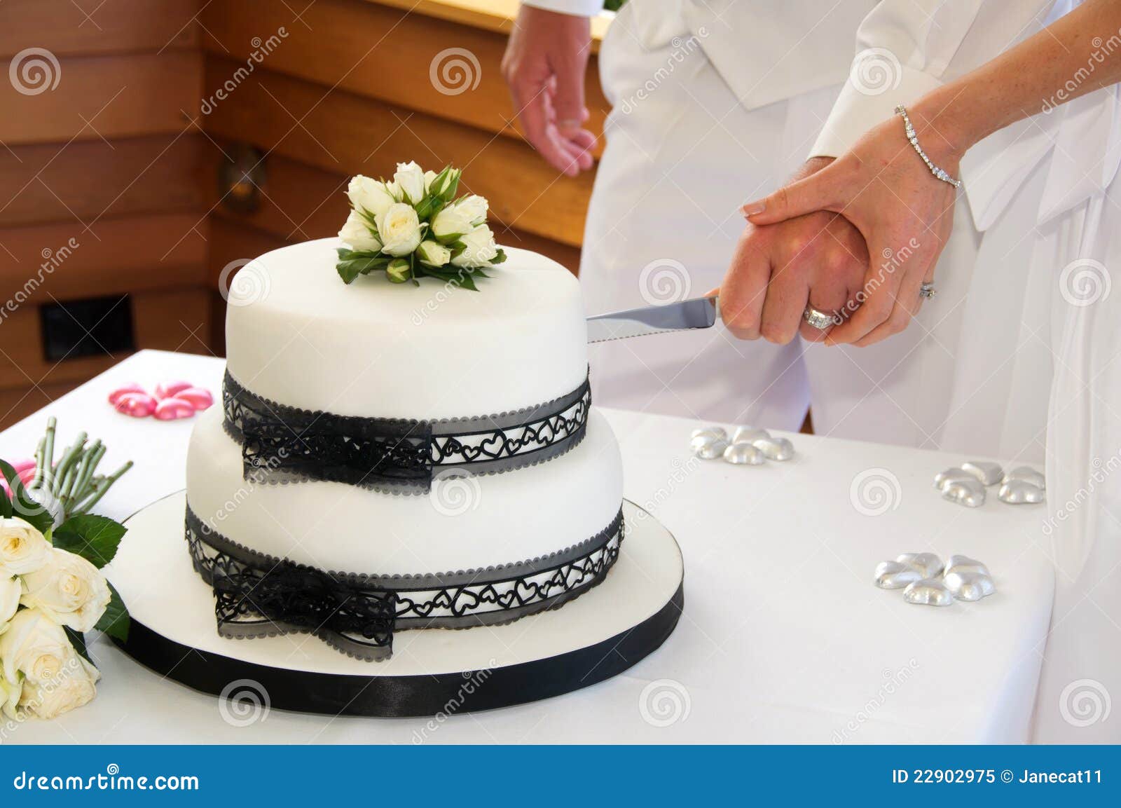 Cortando O Bolo De Casamento Imagem de Stock - Imagem de gelo, corte ...