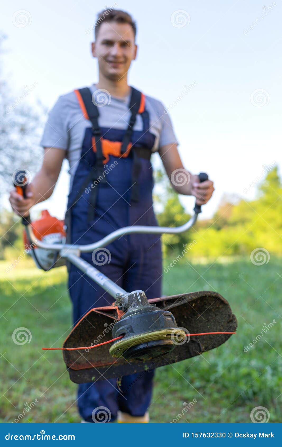 Cortando pasto foto de archivo. Imagen de profesional - 157632330