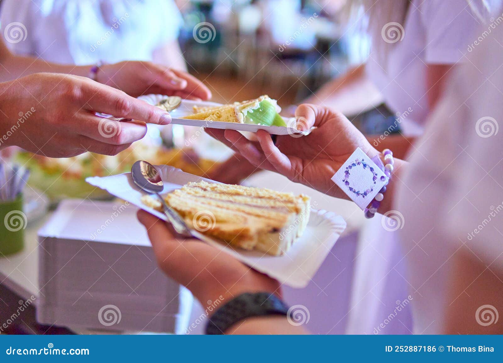 Cortar El Pastel En Una Boda Foto de archivo - Imagen de hembra, hermoso: 252887186