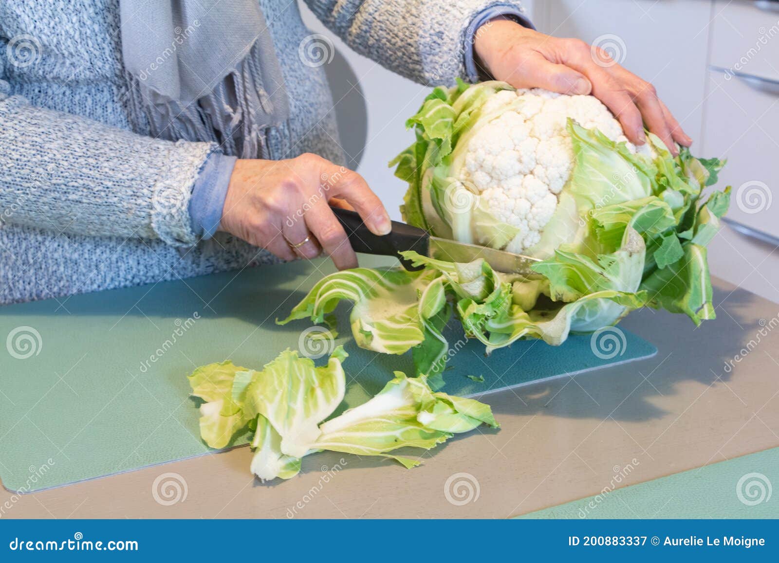Cortar Las Hojas De Una Coliflor Imagen de archivo - Imagen de coliflor ...