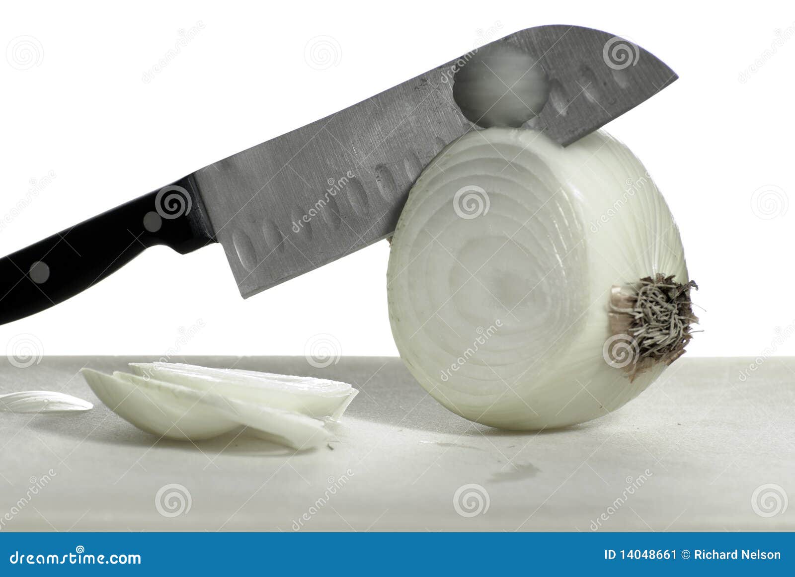 Cortar una cebolla imagen de archivo. Imagen de fresco - 14048661