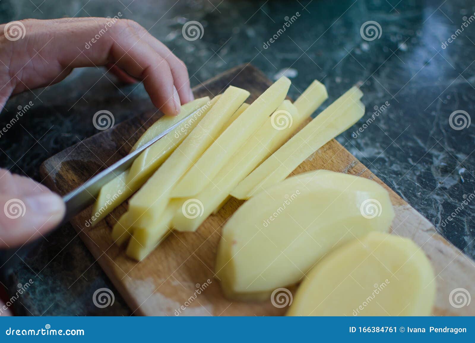 Cortar una papa imagen de archivo. Imagen de alimento - 166384761