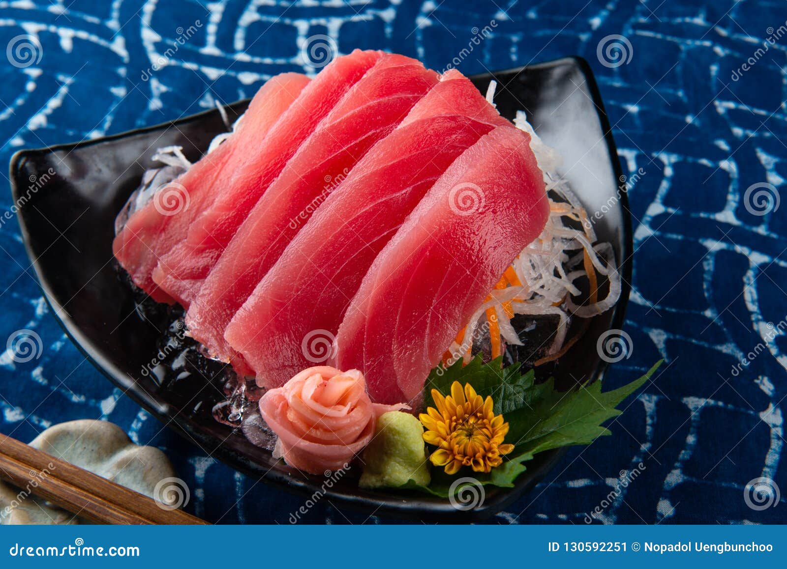 Corte Da Fatia Do Sashimi Do Atum Imagem de Stock - Imagem de aperitivo ...