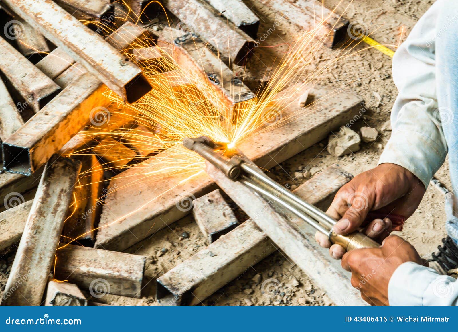 Corte Do Metal Com Tocha Do Acetileno Foto de Stock - Imagem de arco ...