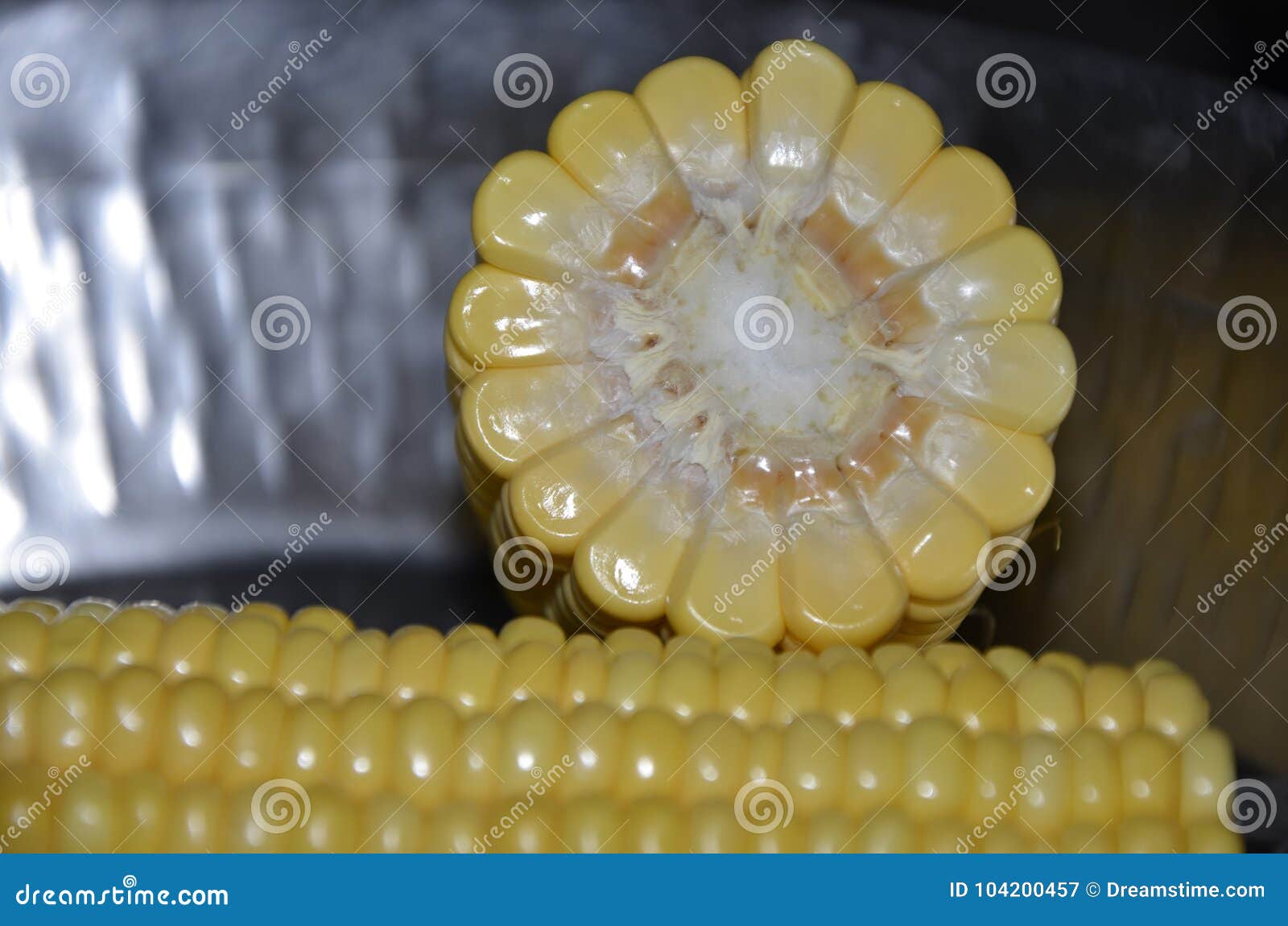 Corte Do Milho Doce Em Duas Partes E Clicado Imagem de Stock - Imagem ...