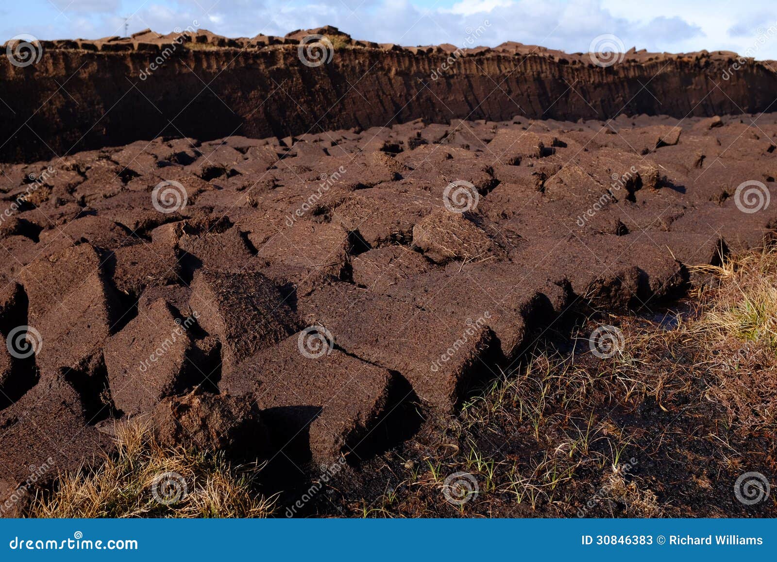 Corte El Combustible De La Turba. Imagen de archivo - Imagen de nube ...