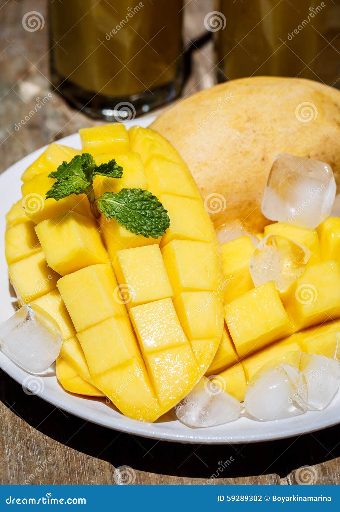 Corte El Mango Con Hielo Y La Menta Foto de archivo - Imagen de ...