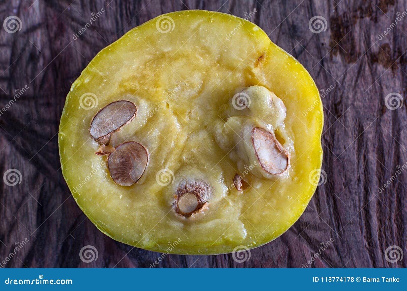Corte El Primer De La Fruta Del Araza Foto de archivo - Imagen de corte ...
