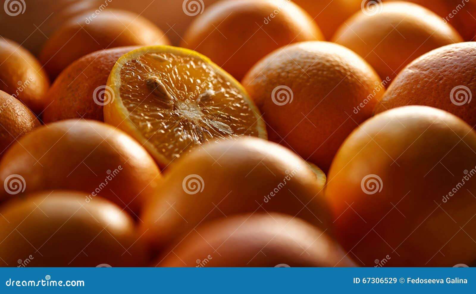 Corte a Laranja Com As Sementes Entre O Todo Imagem de Stock - Imagem ...
