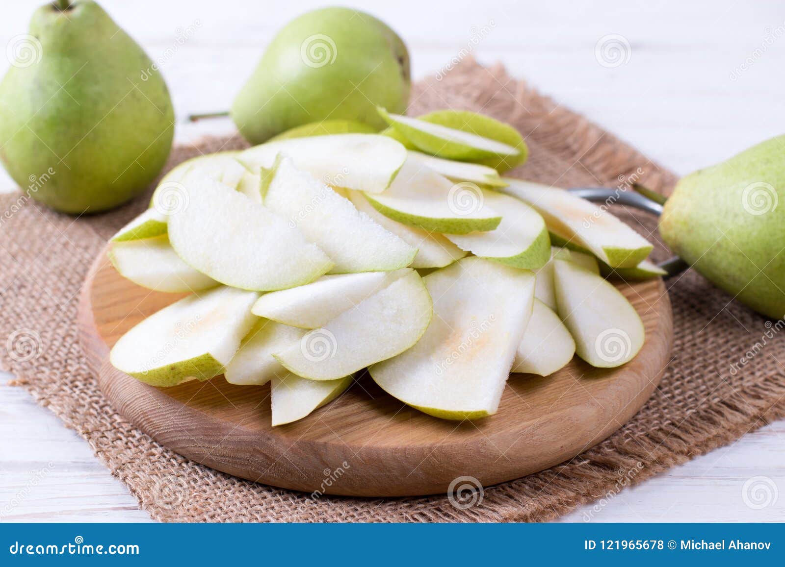 Corte Las Peras En El Tablero De Madera Foto de archivo - Imagen de ...