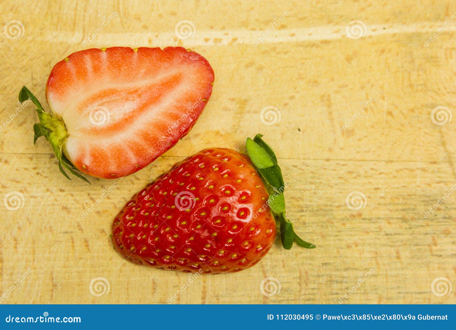 Corte Transversal De La Fruta De La Fresa Imagen de archivo - Imagen de ...