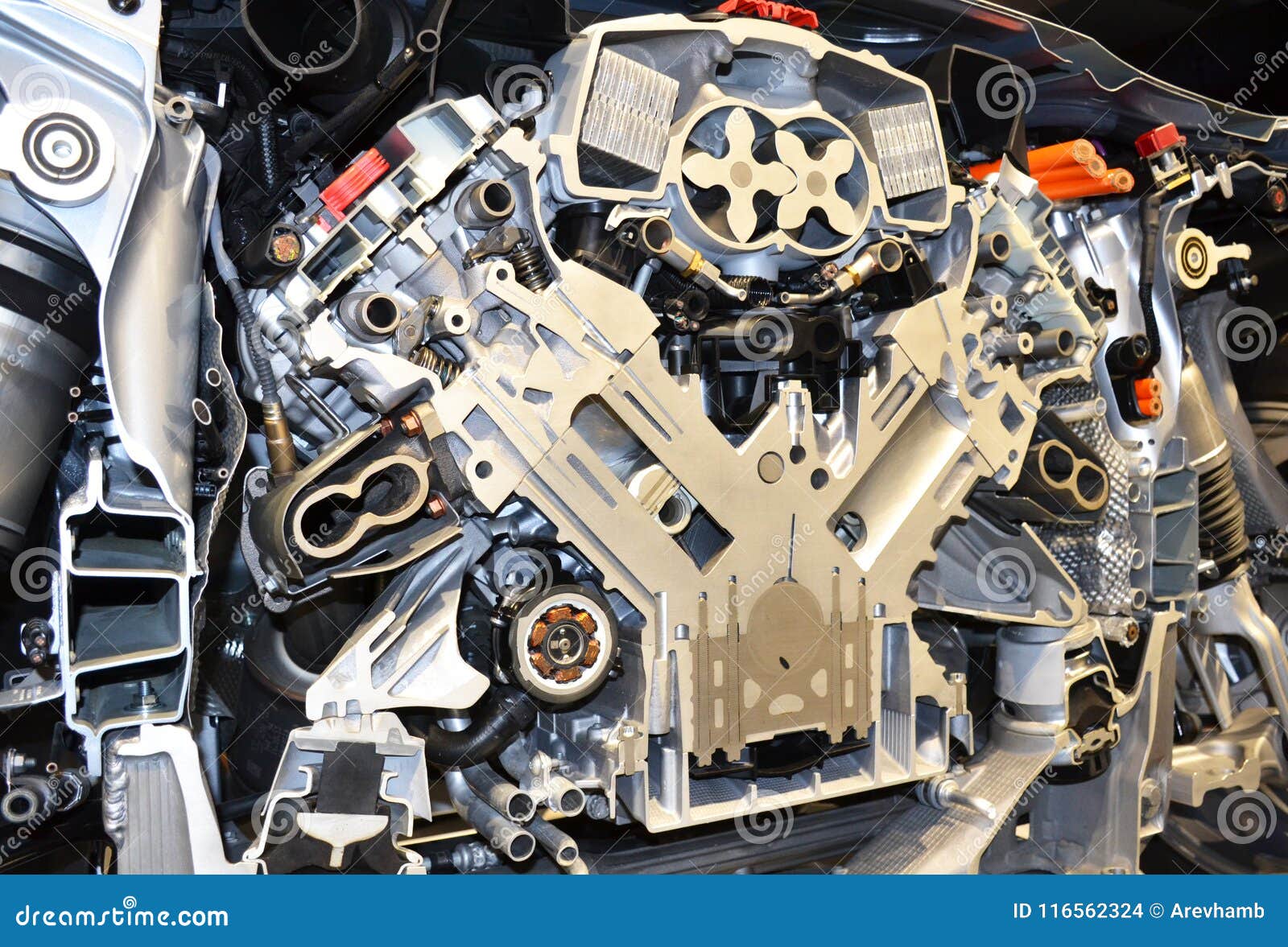 Corte Transversal De Un Motor Del Coche Imagen de archivo editorial ...