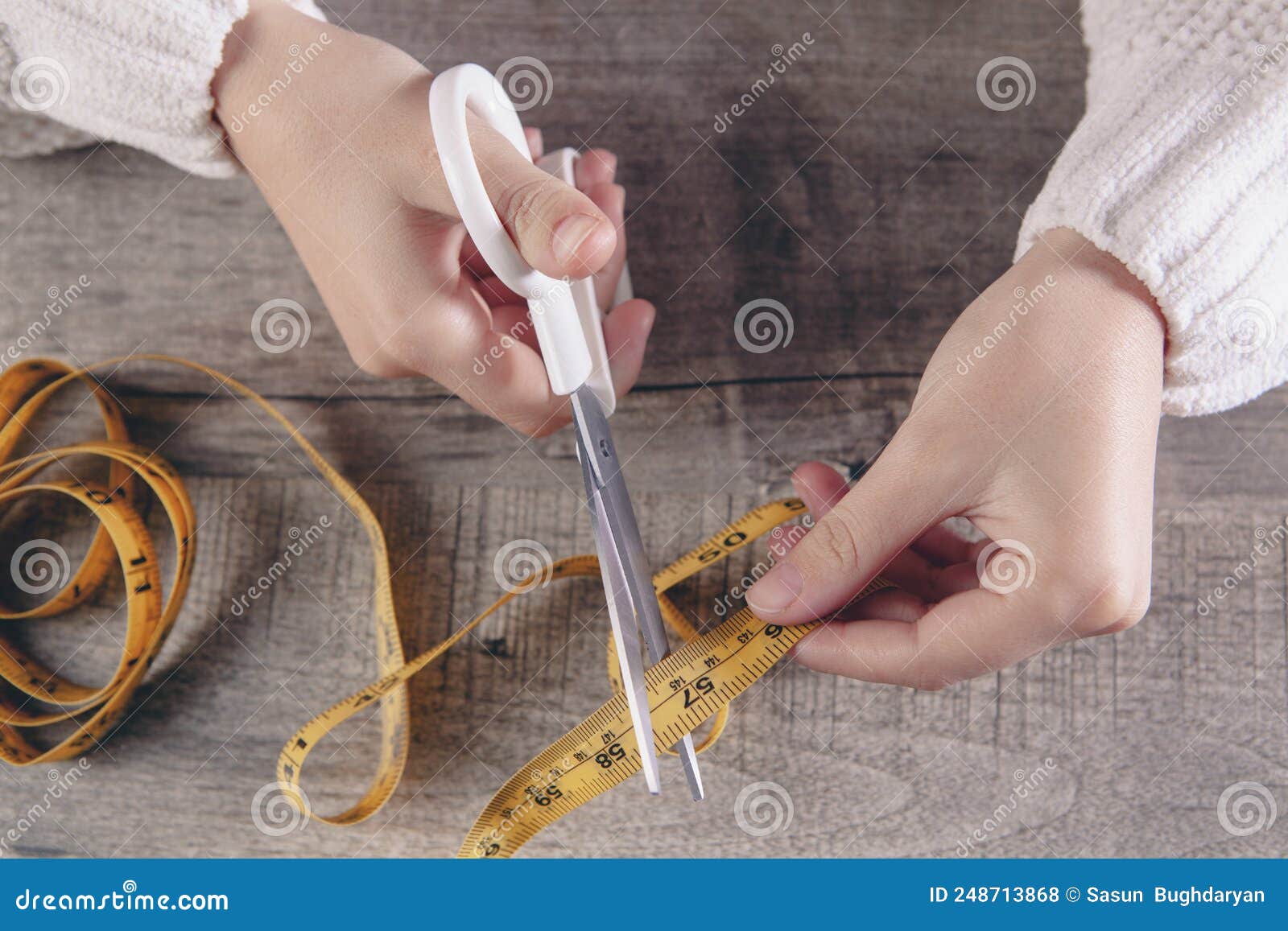 Cortes De Mujer Con Cinta Dosificadora Foto de archivo - Imagen de ...