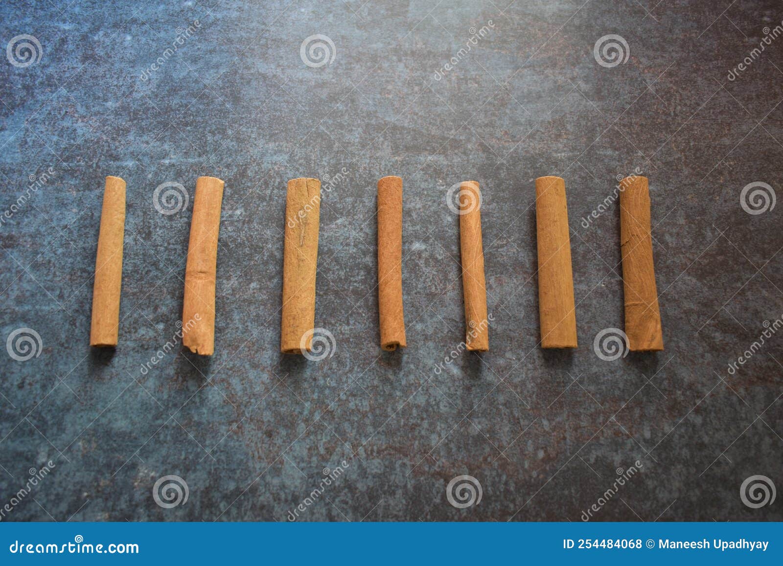 Corteza De Canela Seca Completa Foto de archivo - Imagen de sabor ...