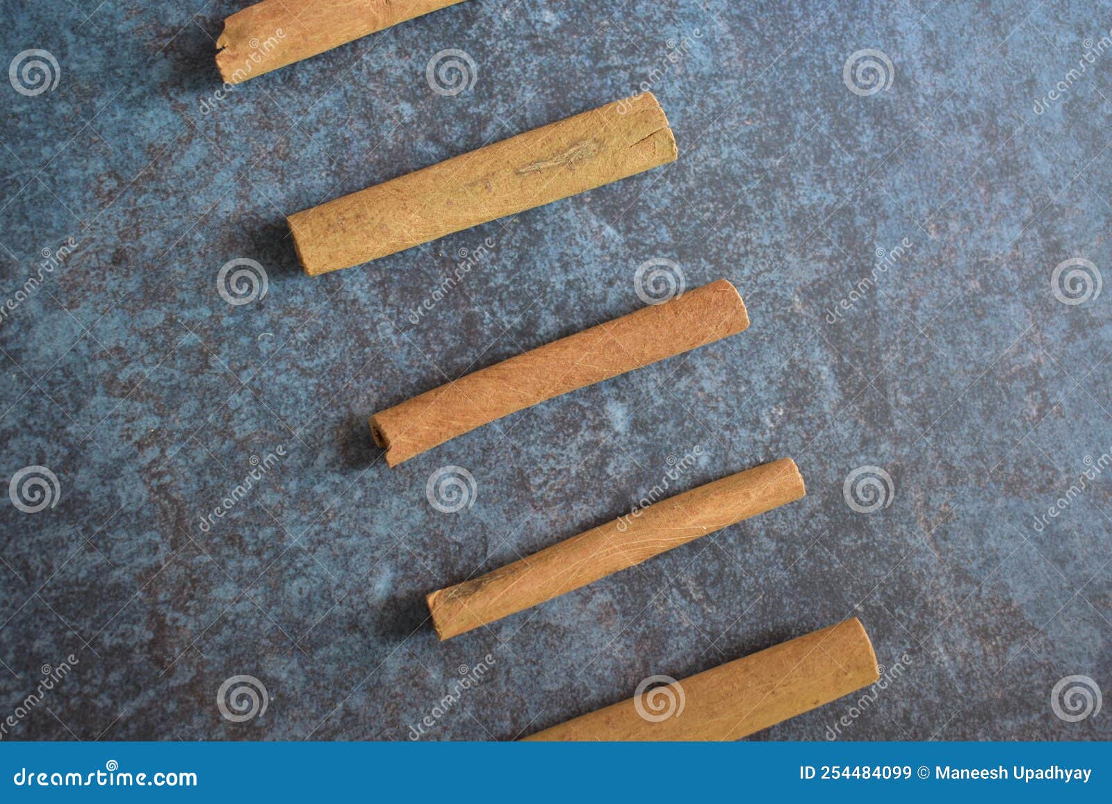 Corteza De Canela Seca En Bruto Imagen de archivo - Imagen de ...