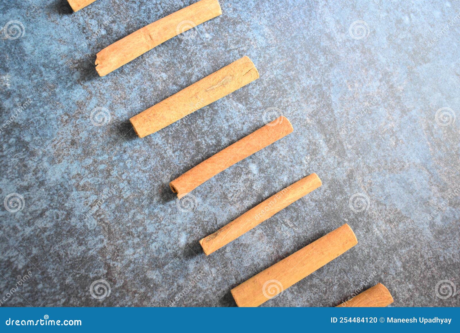 Corteza De Canela Seca Entera Cruda Foto de archivo - Imagen de ...