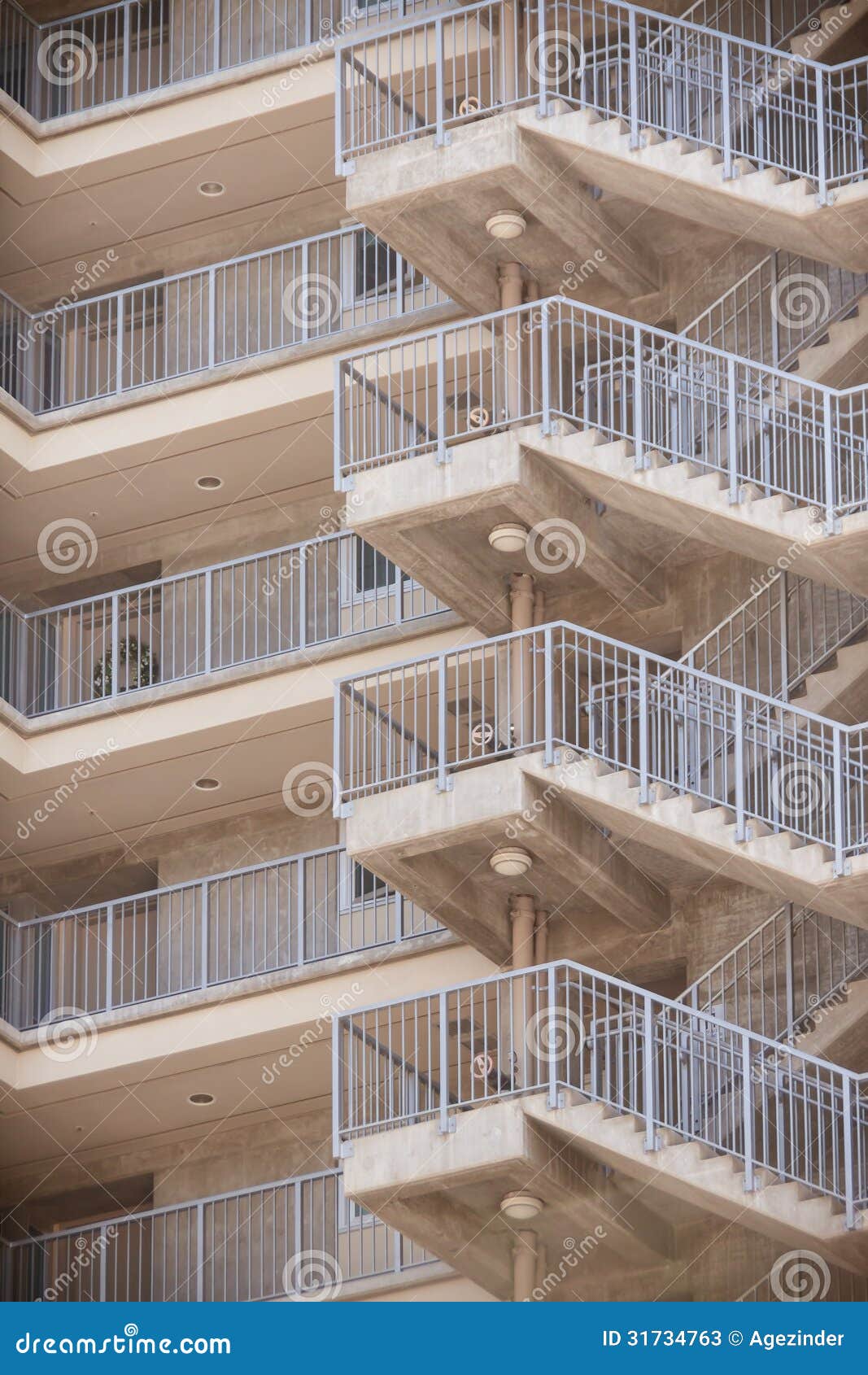 Cortiço imagem de stock. Imagem de apartamento, seguro - 31734763