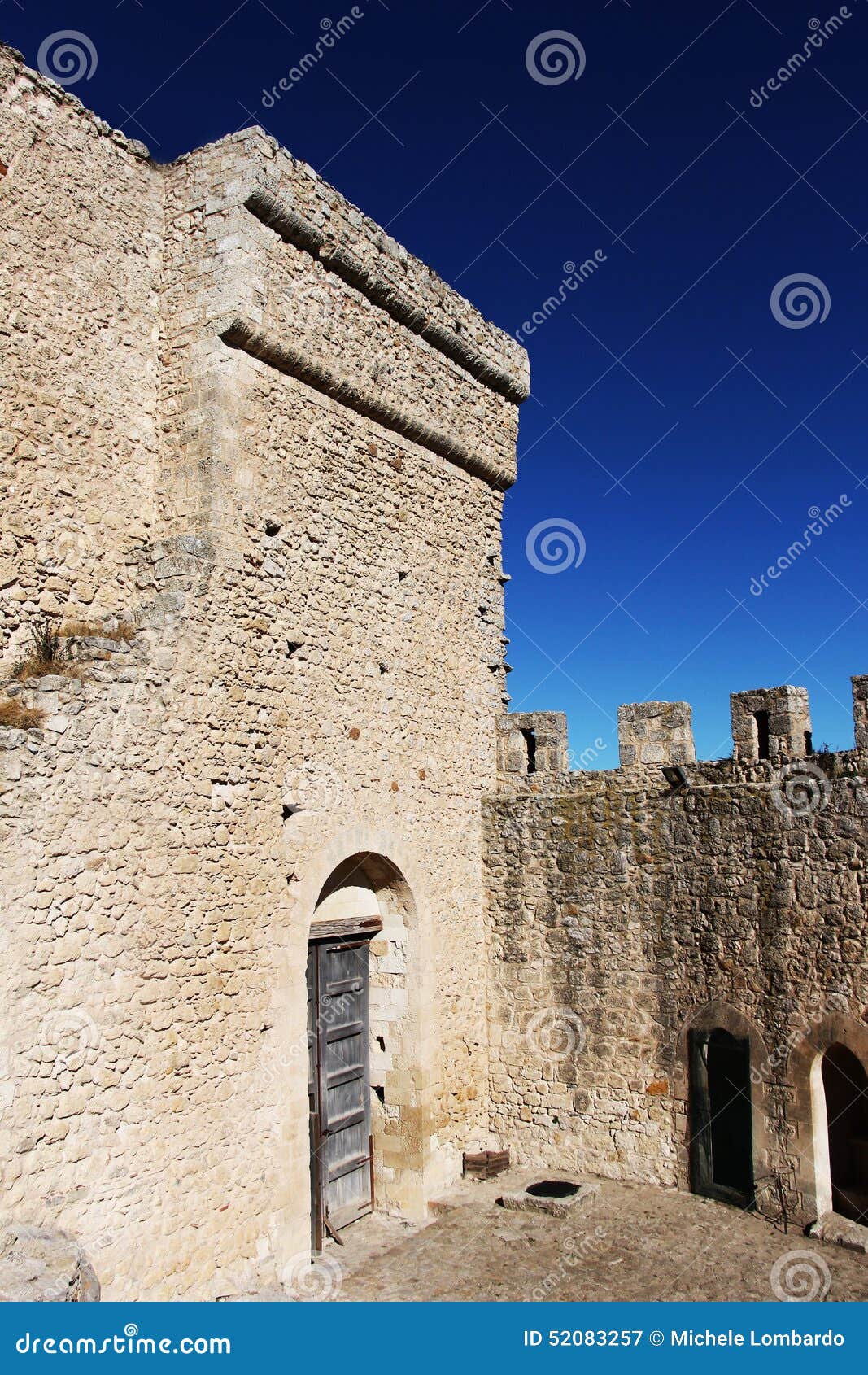 Cortile Di Un Castello Dei Medio Evo Immagine Stock - Immagine di ...