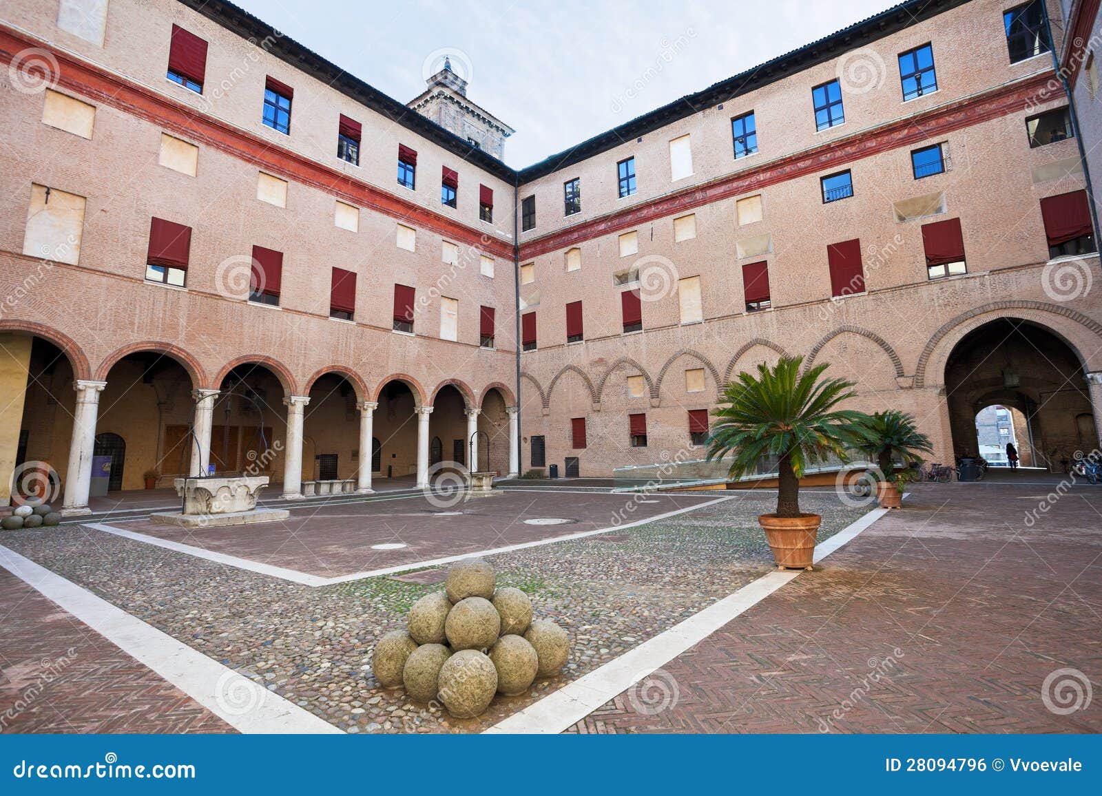 Cortile Interno Del Castello Estense a Ferrara Fotografia Stock ...