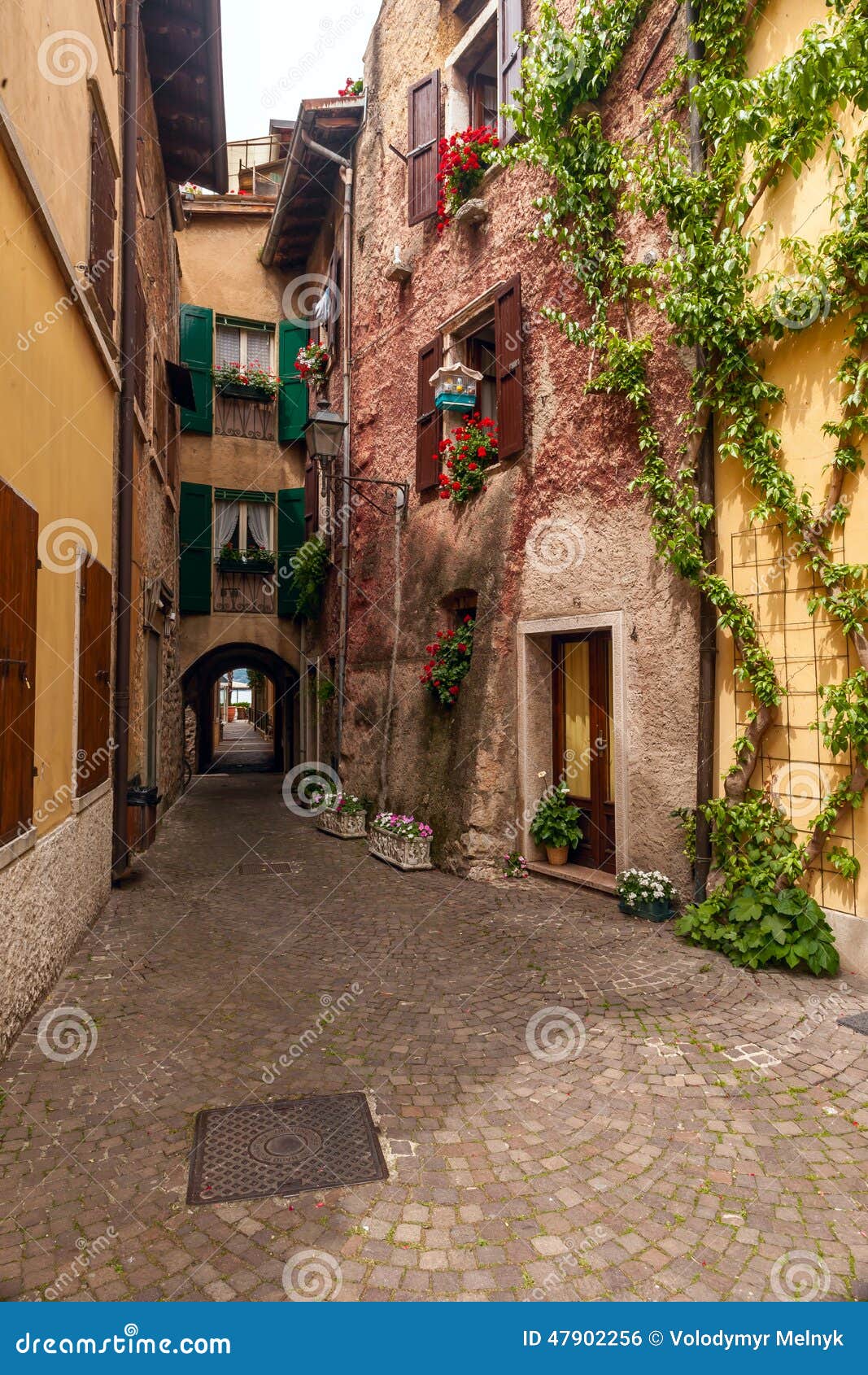 Cortile Italiano Tipico, Italia Fotografia Stock - Immagine di porta ...