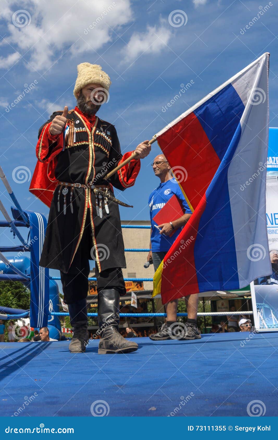 Cosaco Ruso Con La Bandera Rusa Imagen editorial - Imagen de festival ...
