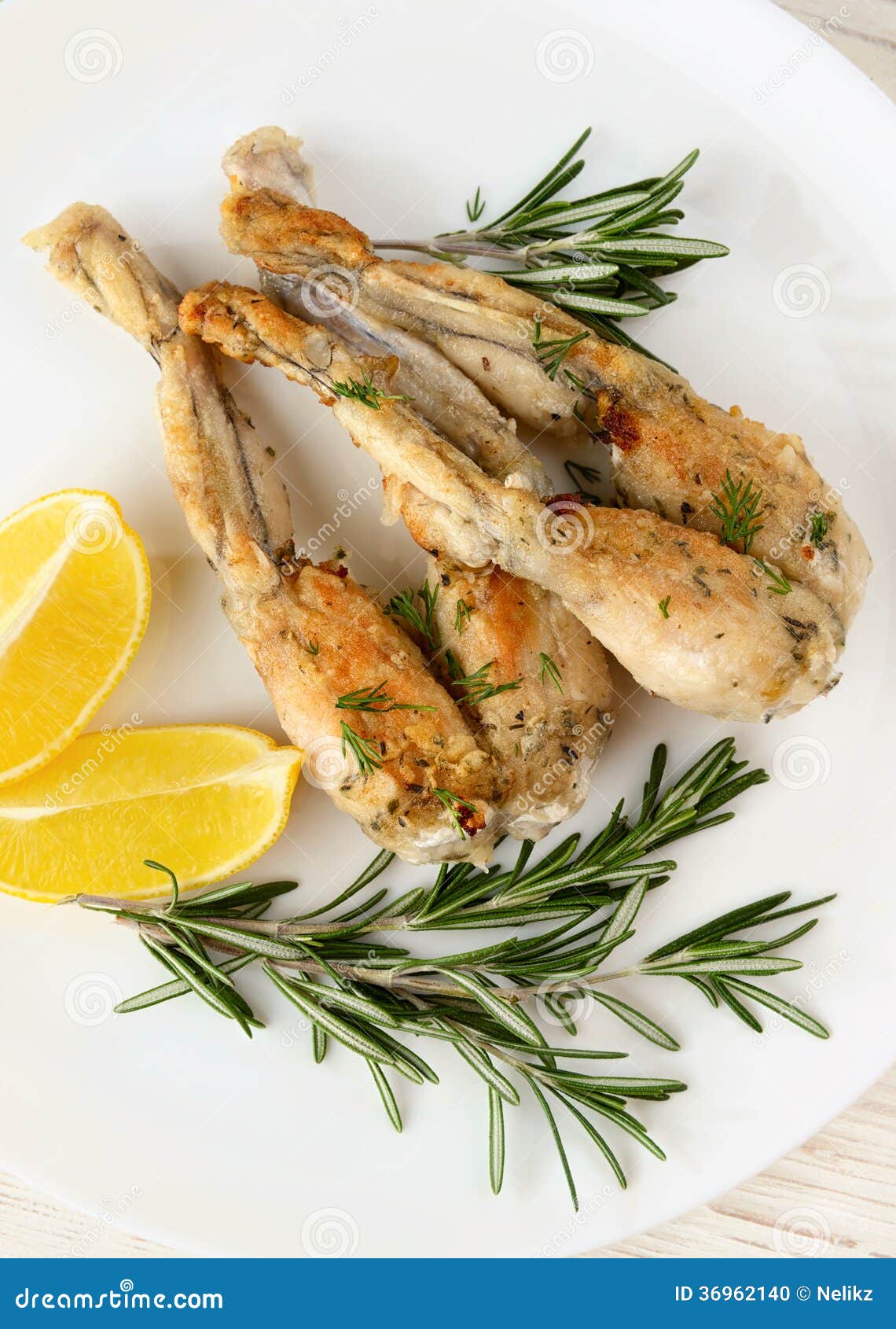 Cosce di rane fritte fotografia stock. Immagine di grasso - 36962140