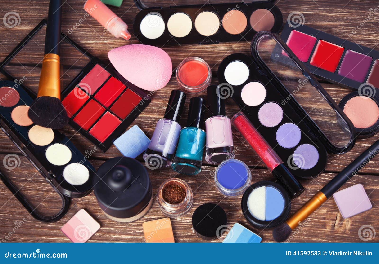 Cosmetici differenti immagine stock. Immagine di bello - 41592583