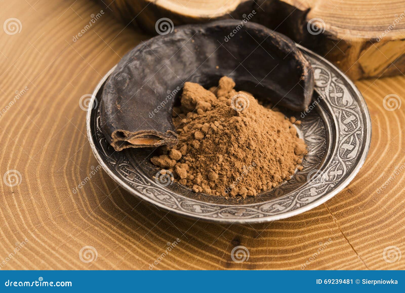 Cosses De Caroube Et Poudre De Caroube Image stock - Image du épice ...