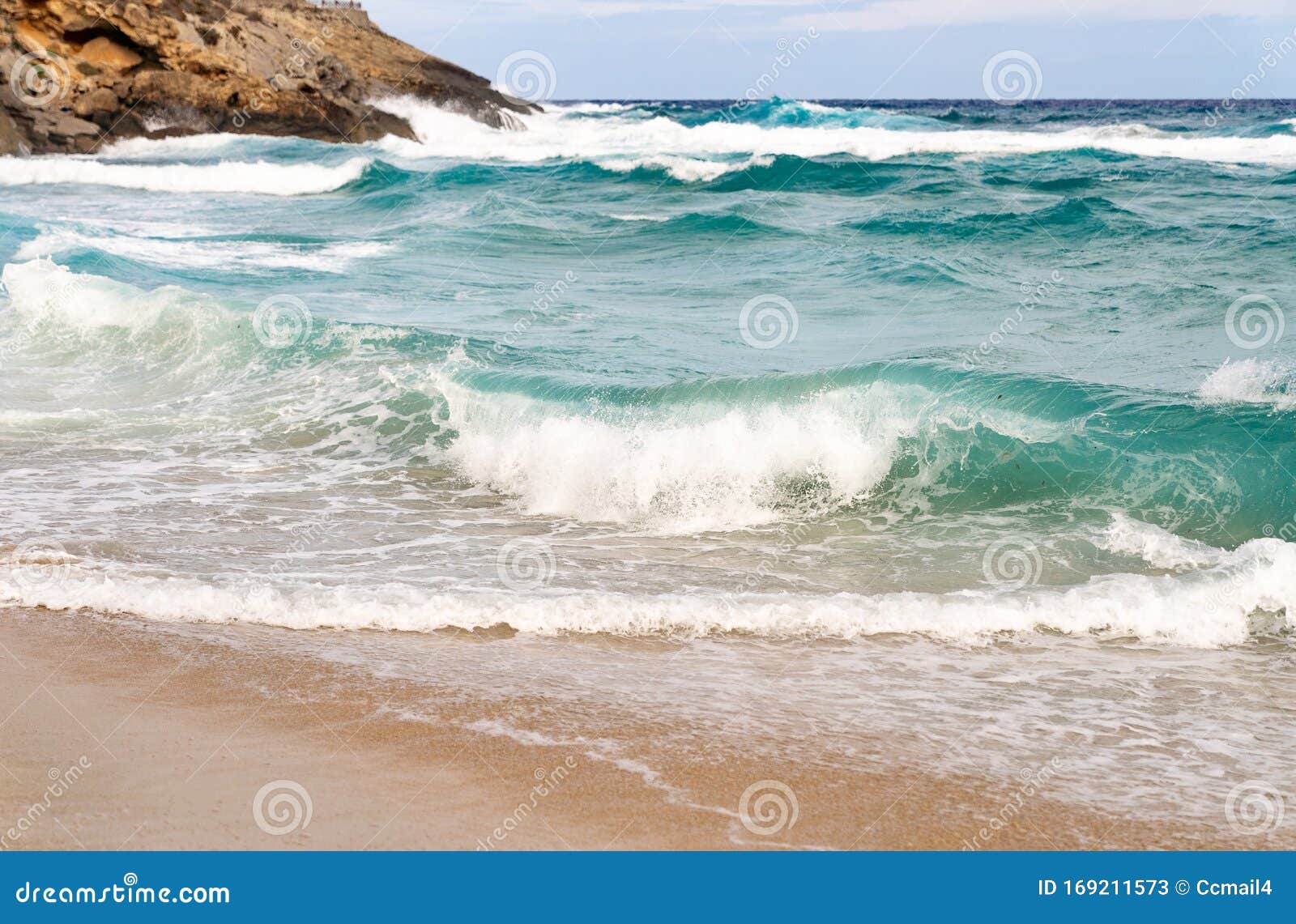 Costa Arenosa Com Rochas E Ondas Imagem de Stock - Imagem de rocha ...