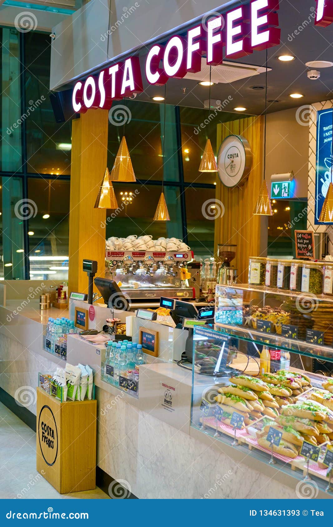 Costa Coffee redactionele stock foto. Image of teller - 134631393
