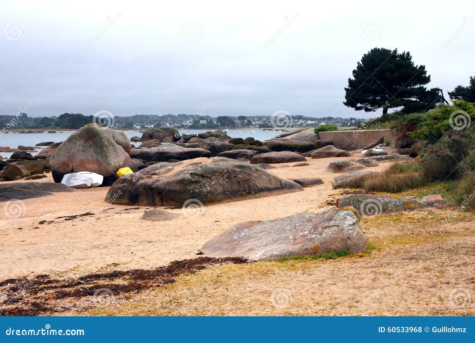 Costa Cor-de-rosa Do Granito Foto de Stock - Imagem de oceano, rochas ...