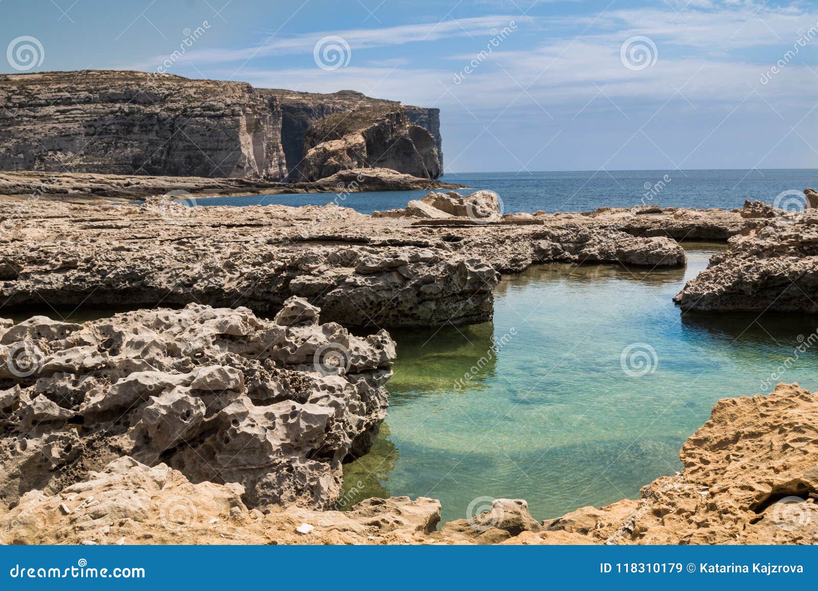 Costa De Mar Com Uma Montanha, Gozo, Malta Imagem de Stock - Imagem de ...