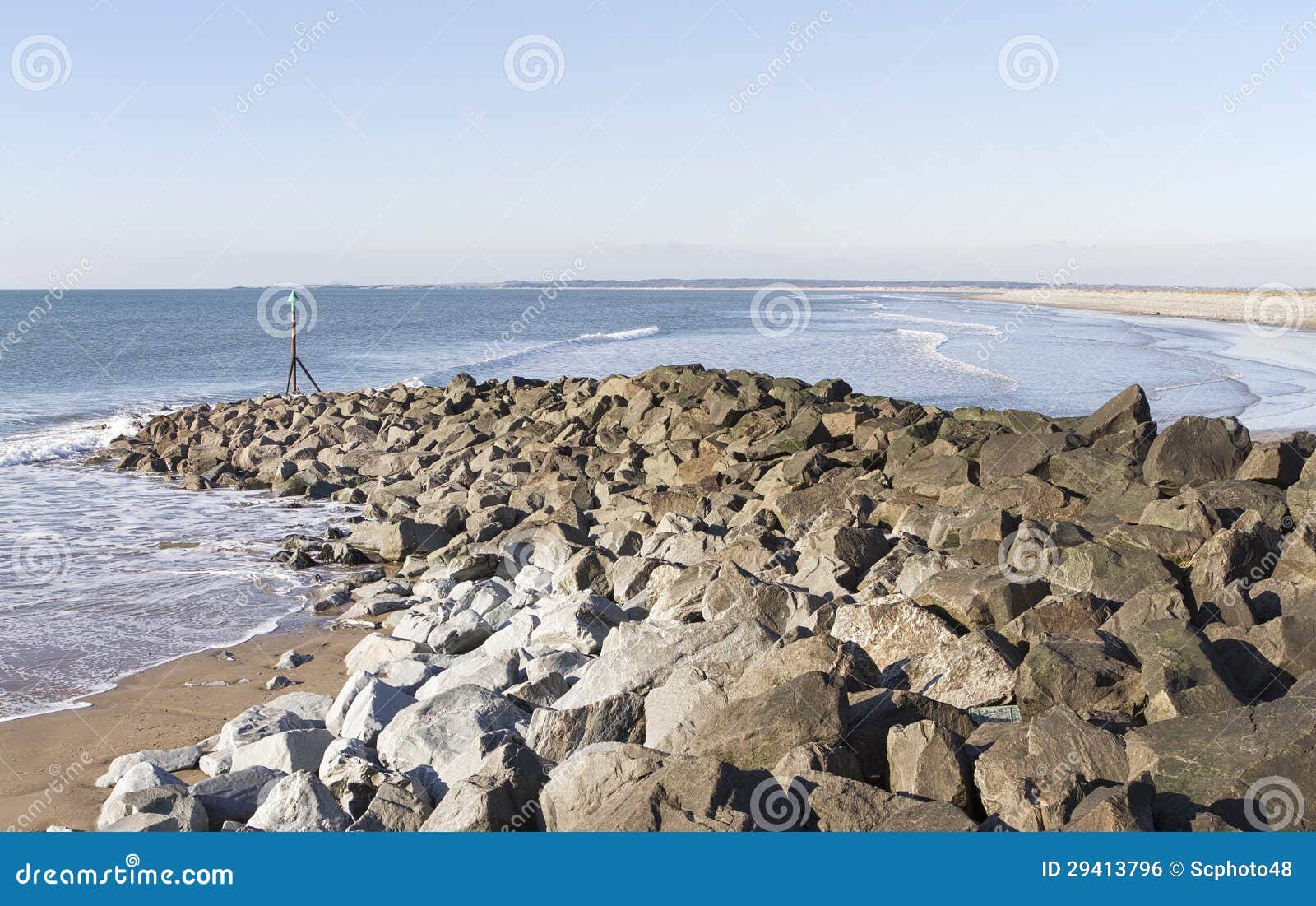 Costa De Mar Con El Rompeolas De La Roca En El Dinas Dinlle Foto de ...