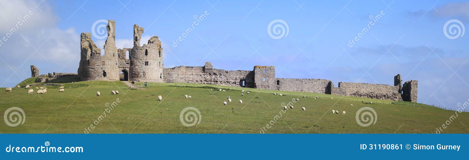 Costa De Northumberland Do Castelo De Dunstanburgh Imagem de Stock ...