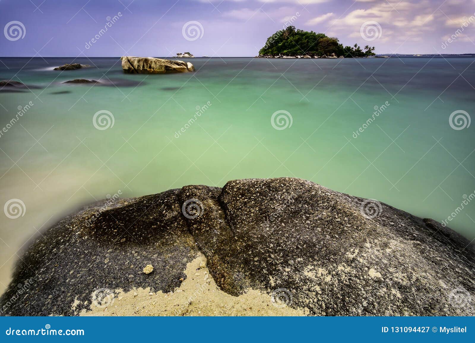 Costa Costa De Sandy Con La Piedra Grande Imagen de archivo - Imagen de ...