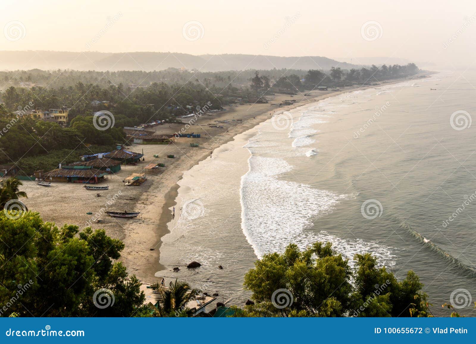 Costa Costa Hermosa De La Sol En Goa Foto de archivo - Imagen de cubo ...