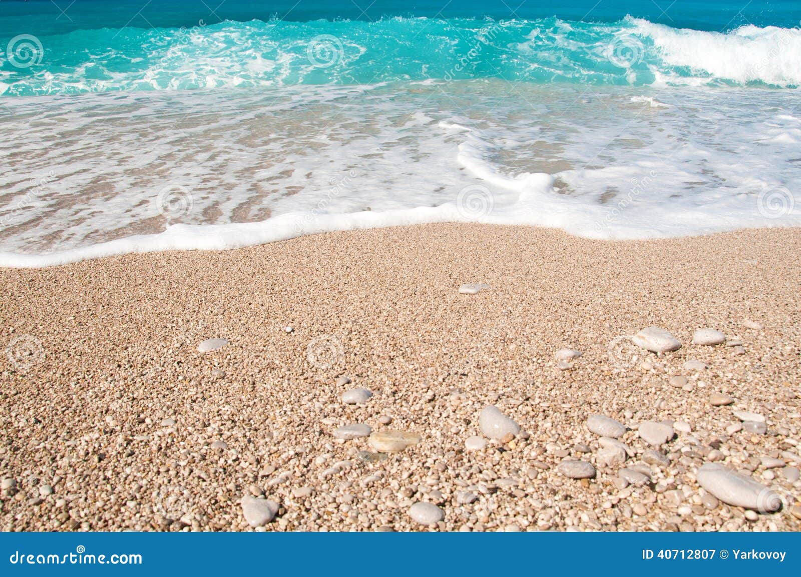Costa, Ondas Y Playa Arenosa Imagen de archivo - Imagen de relaje, cubo ...