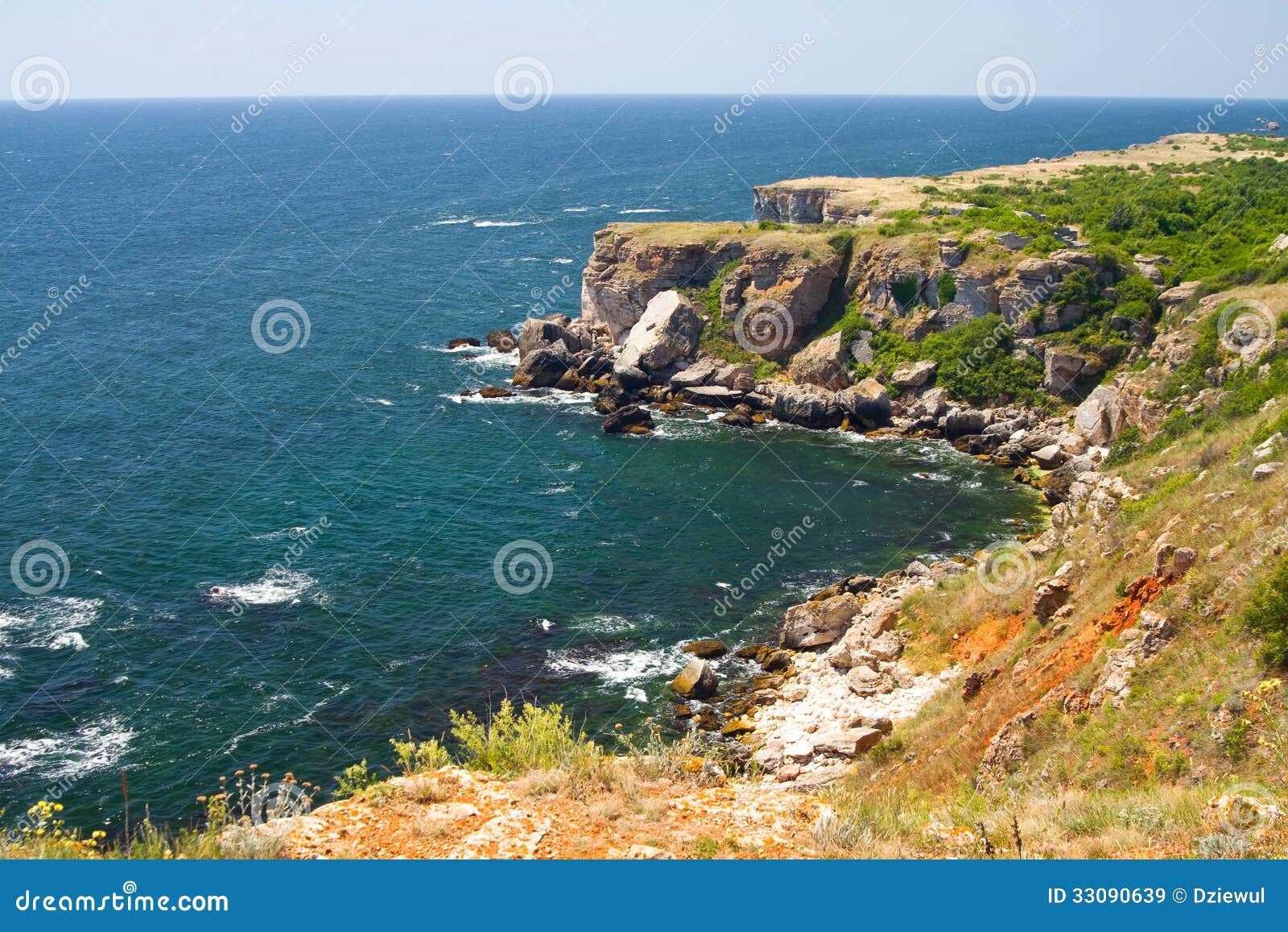 Costa rocciosa di Mar Nero immagine stock. Immagine di cappuccio - 33090639
