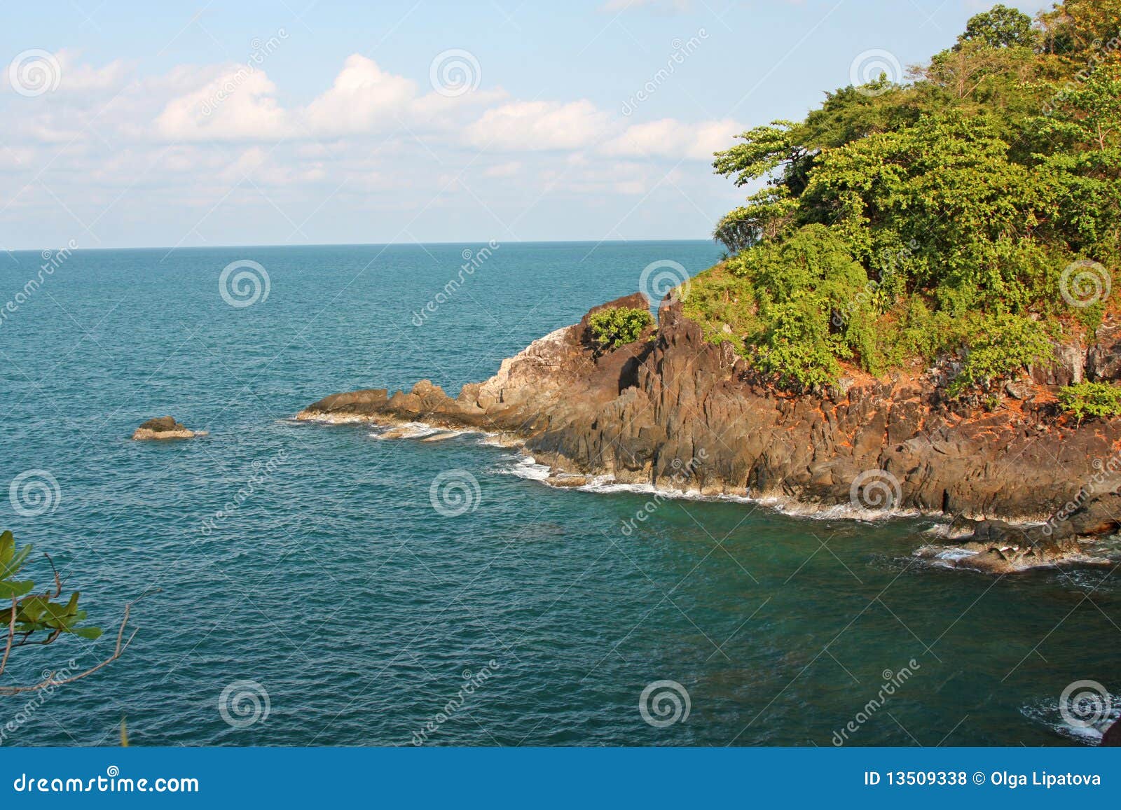 Costa rochosa e arborizada foto de stock. Imagem de pedras - 13509338