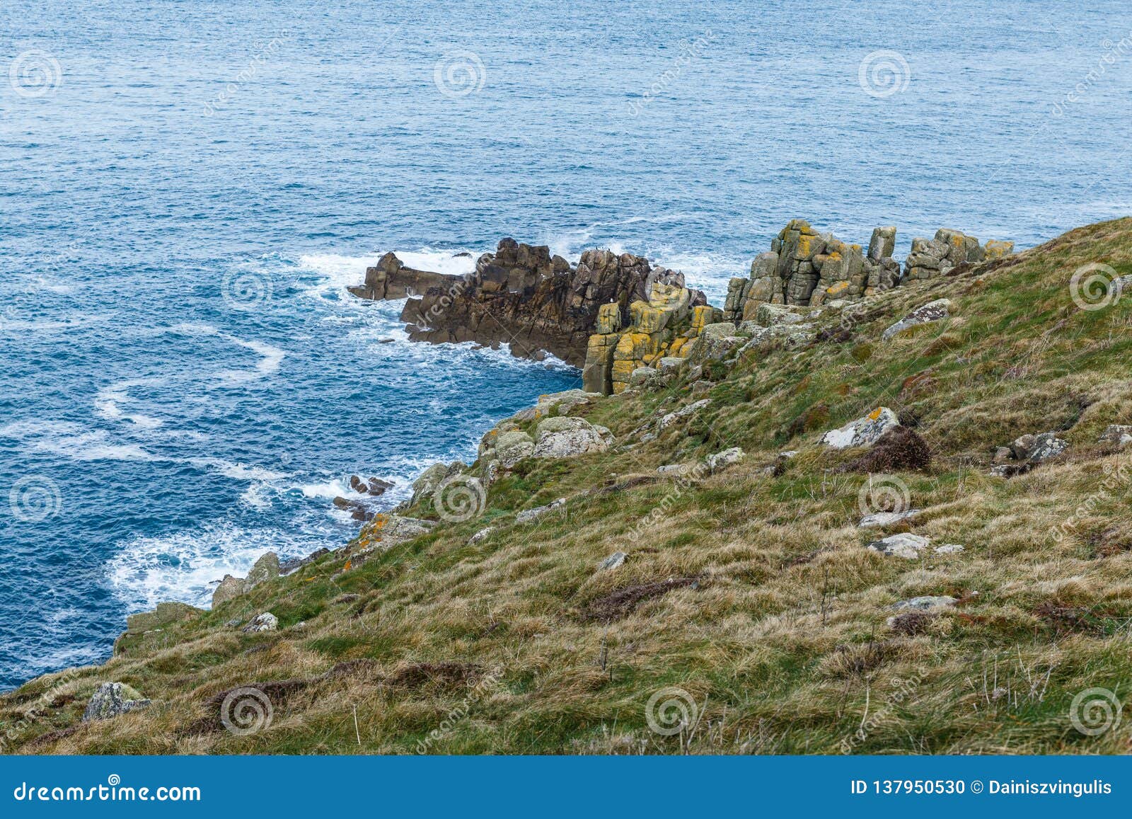Costa Costa Rocosa Con Diversas Proyecciones Foto de archivo - Imagen ...