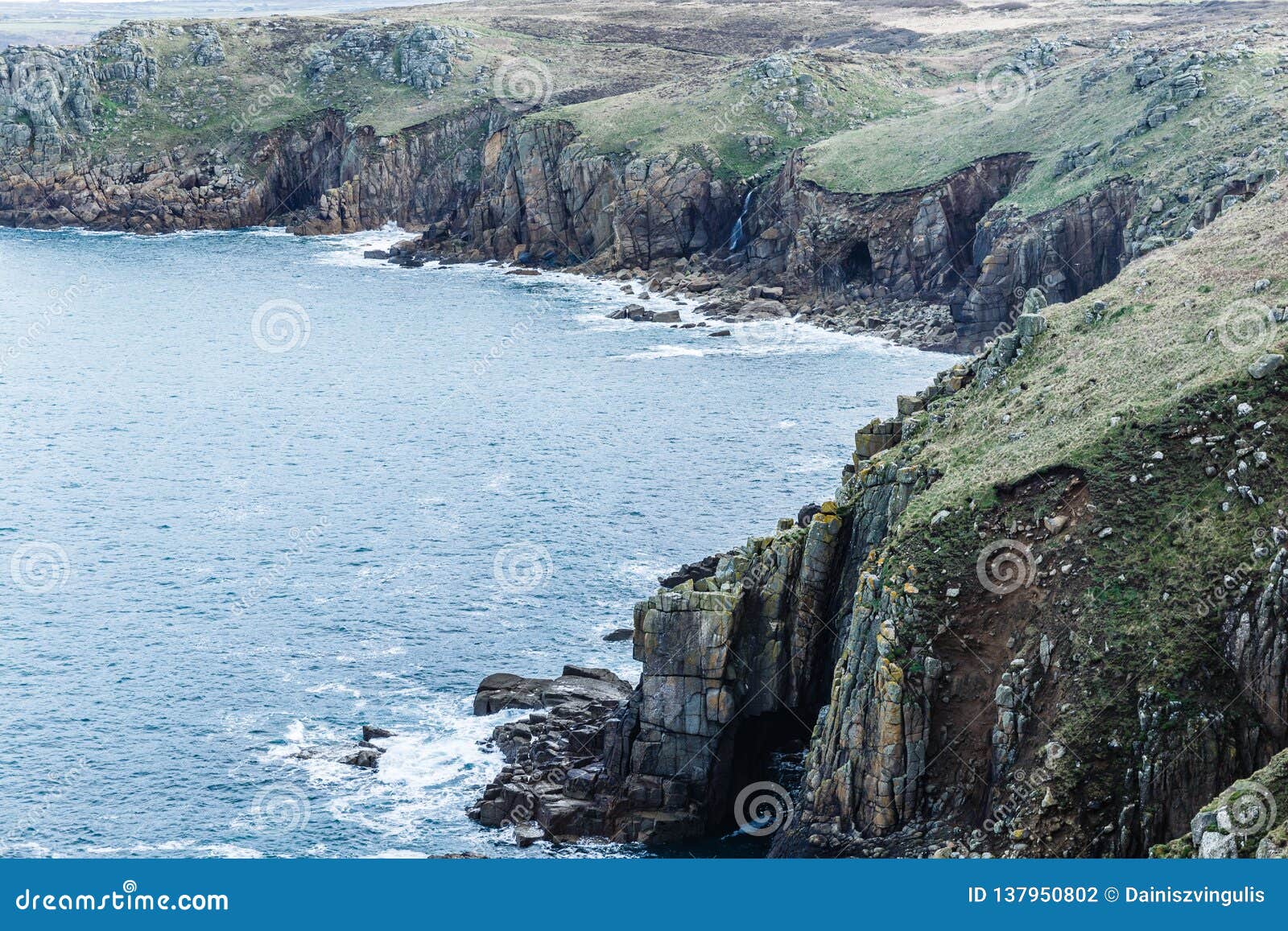 Costa Costa Rocosa Con Diversas Proyecciones Foto de archivo - Imagen ...