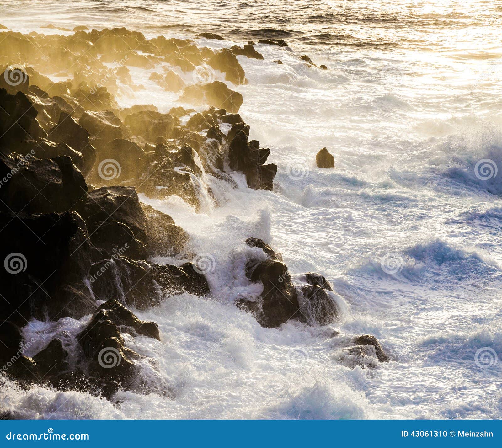 Costa Ruvida Con Le Onde Enormi Fotografia Stock - Immagine di geologia ...